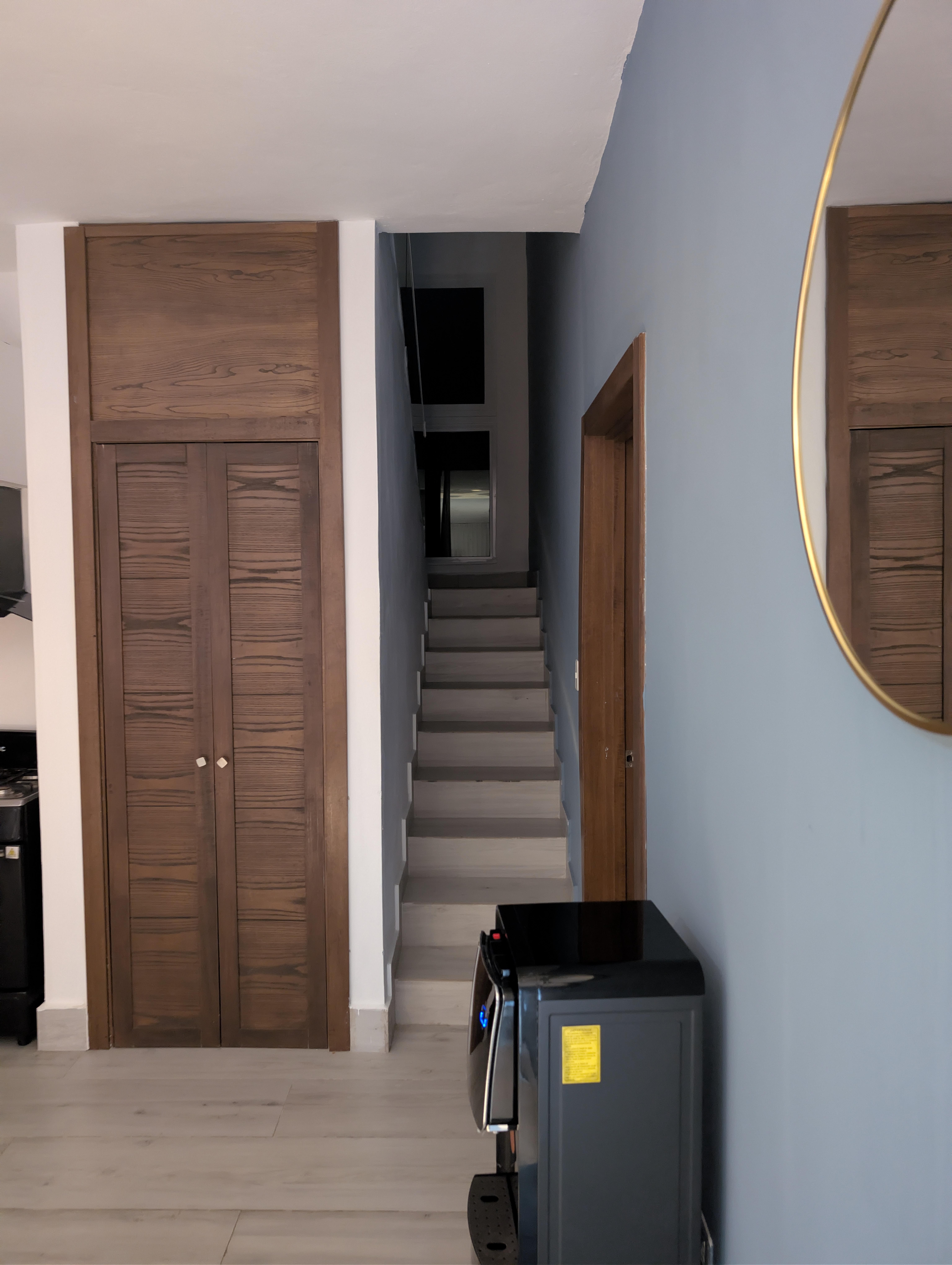 Trappa upp till terrassen med bubbelpool 