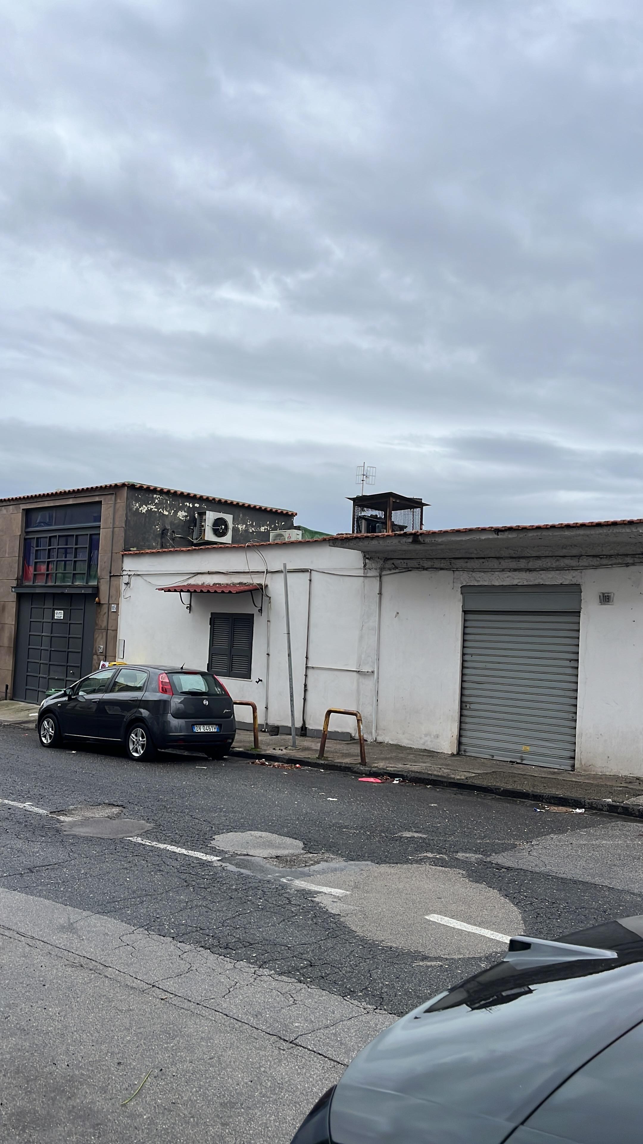 Essa é a entrada do local , terrível. Depois vi que tem um portão que dá acesso a uma vila . 