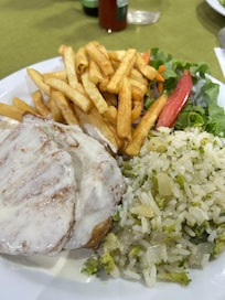 Jantar, uma porção caprichada e muito suculenta de peito de frango ao molho de queijo