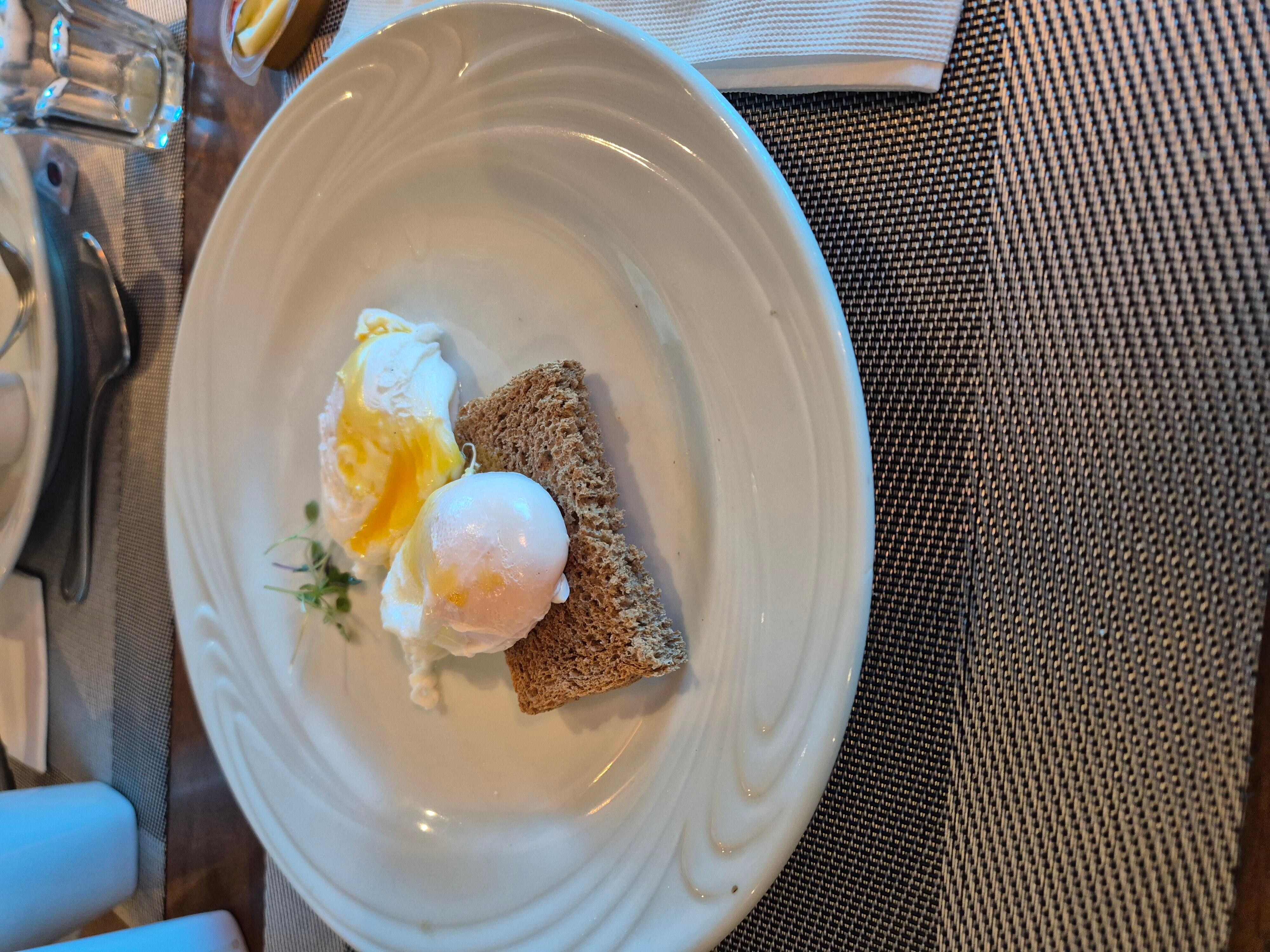 Ovos poché no café da manhã.