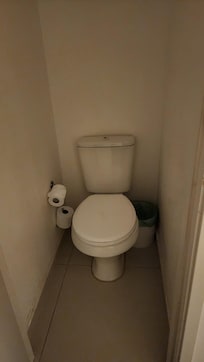 Está é a privada separada do box e do lavatório. Mal entra uma pessoa.