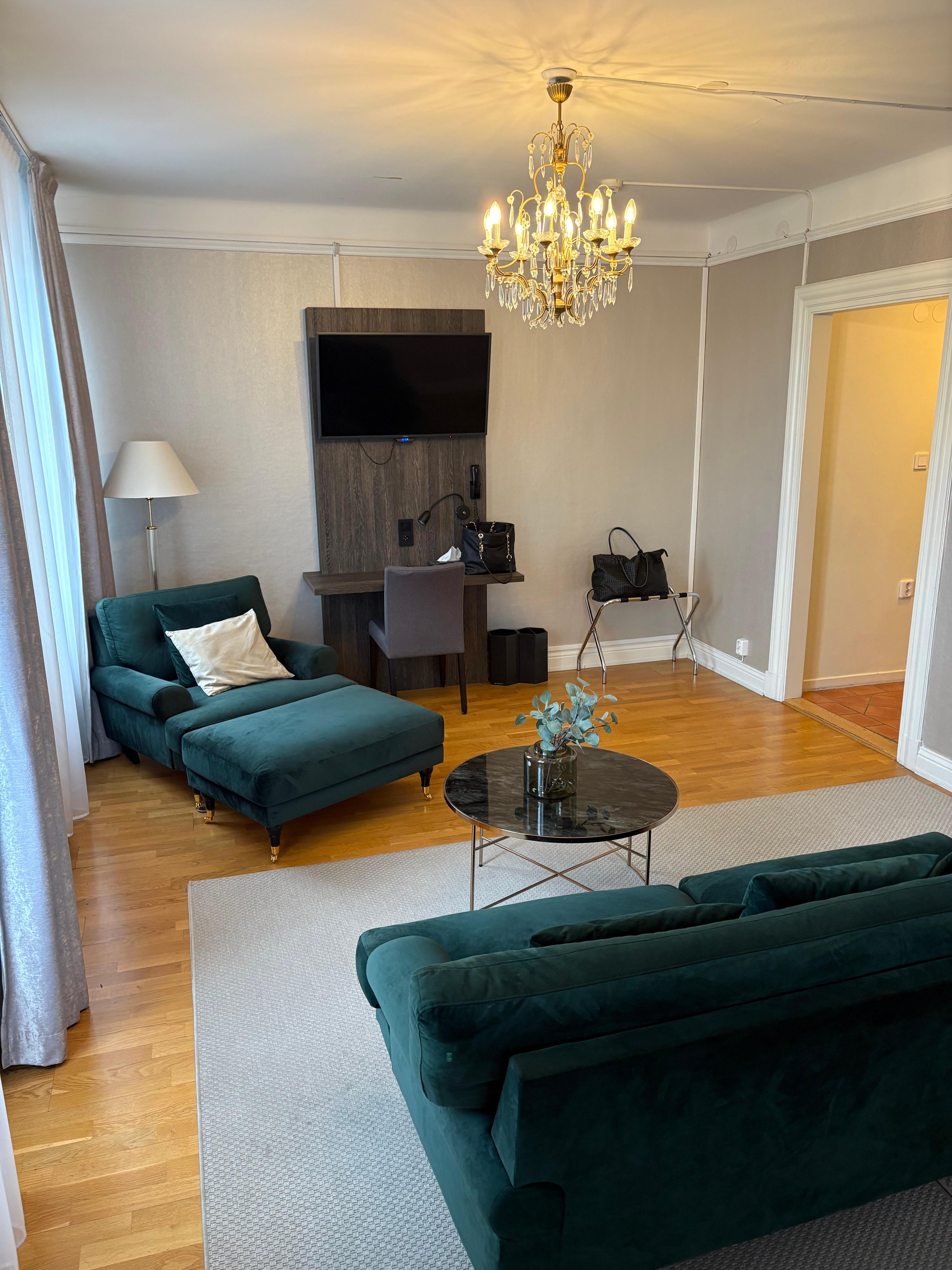 Stort och rymligt med liten balkong mot torget. 