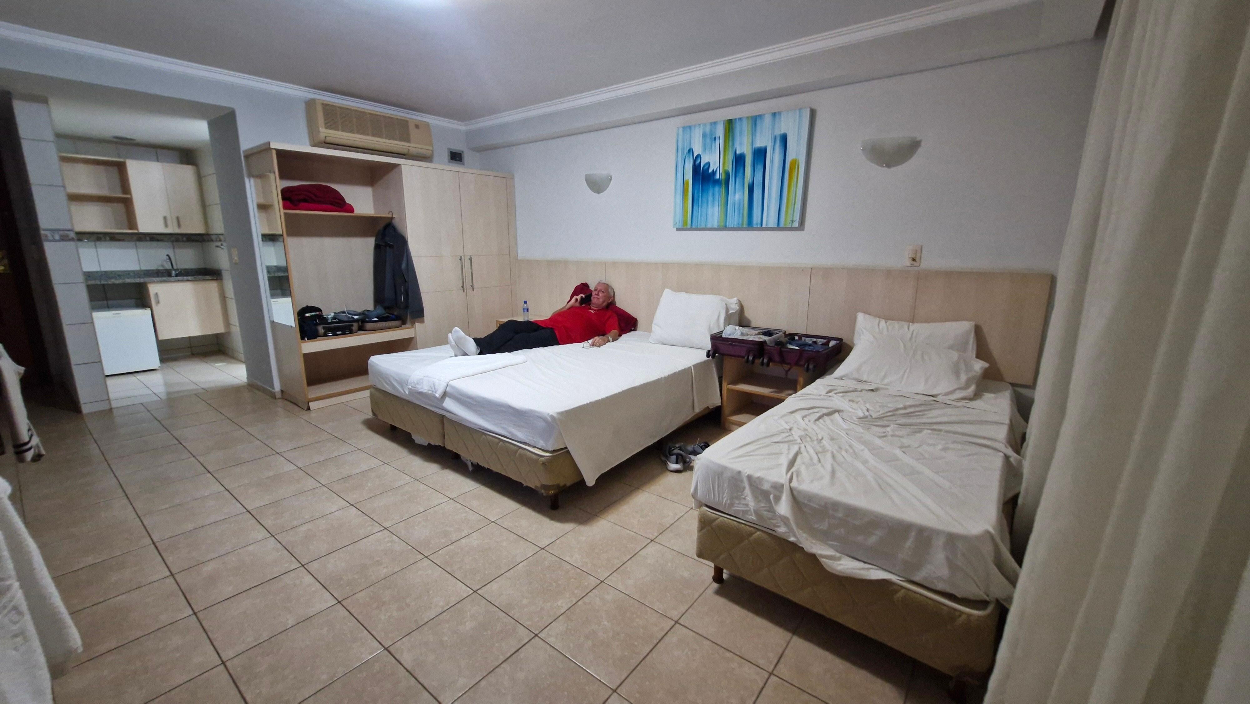 Quarto com camas e armário de roupas 