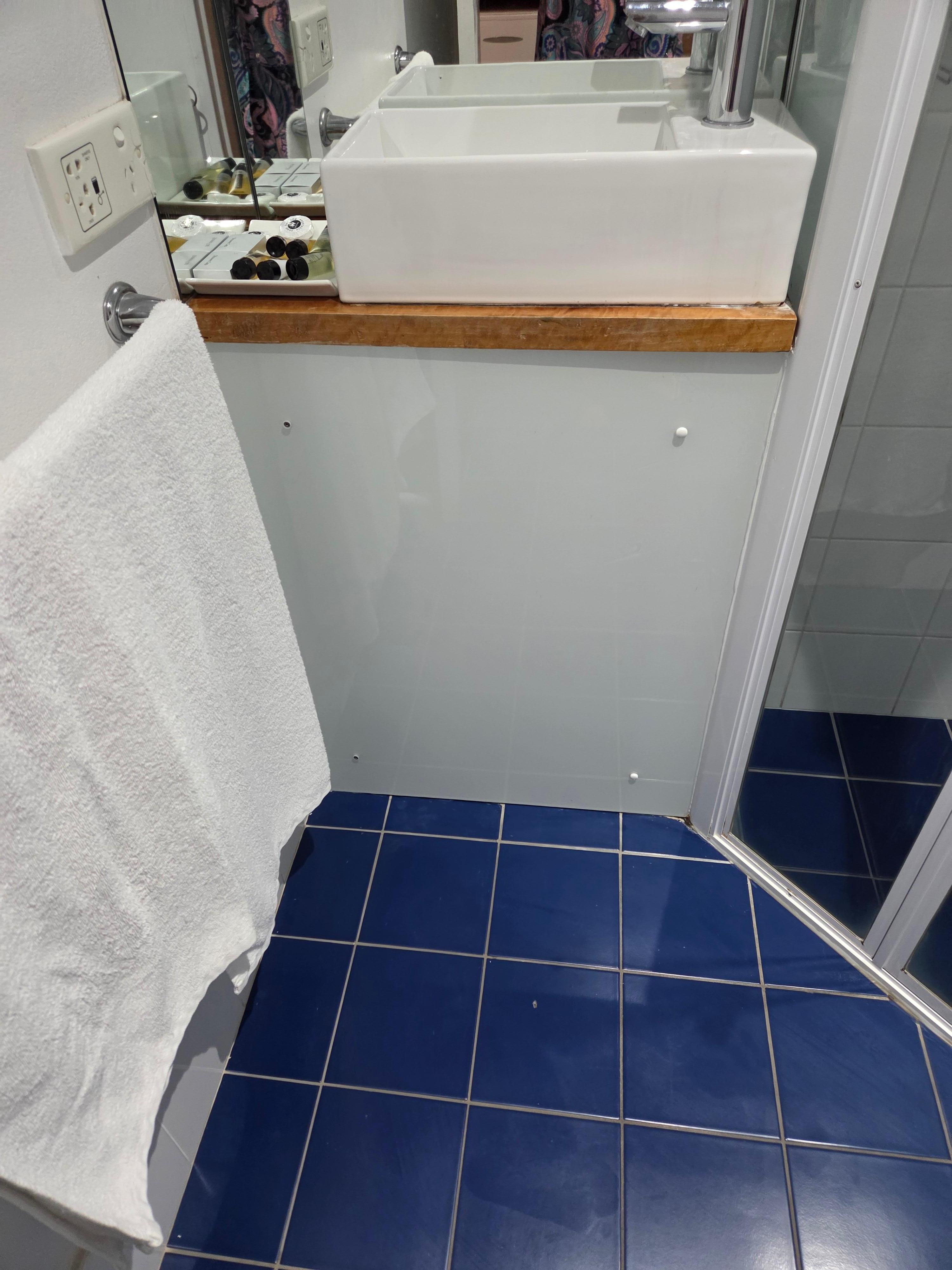 Tiny vanity. Nowhere for toiletry bags