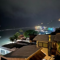 Vista noturna da varandinha do quarto