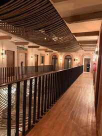 Tienen 2 edificios el segundo es un edificio que las habitaciones son sin vista y abajo hay un restaurante bar Moritas en PB