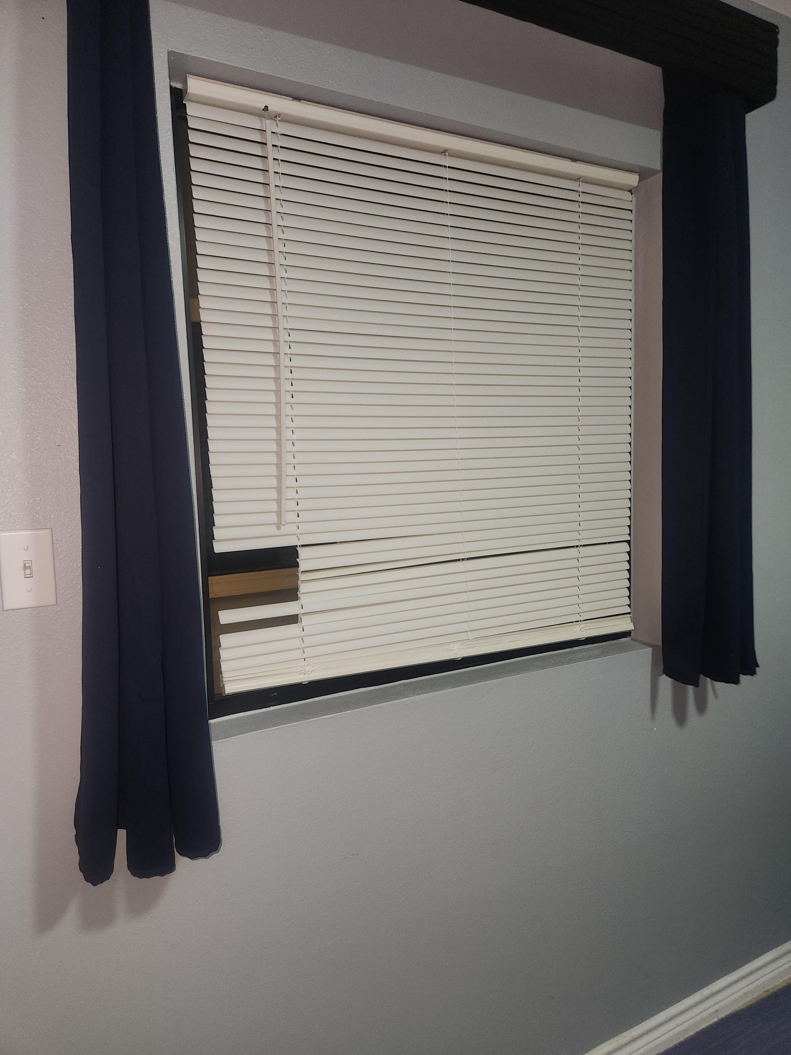 Blinds had square missing in both rooms 🤔