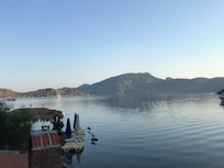 Otelin odalarından birinin manzarası.