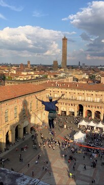 Piazza Maggiore sett fra klokketårnet