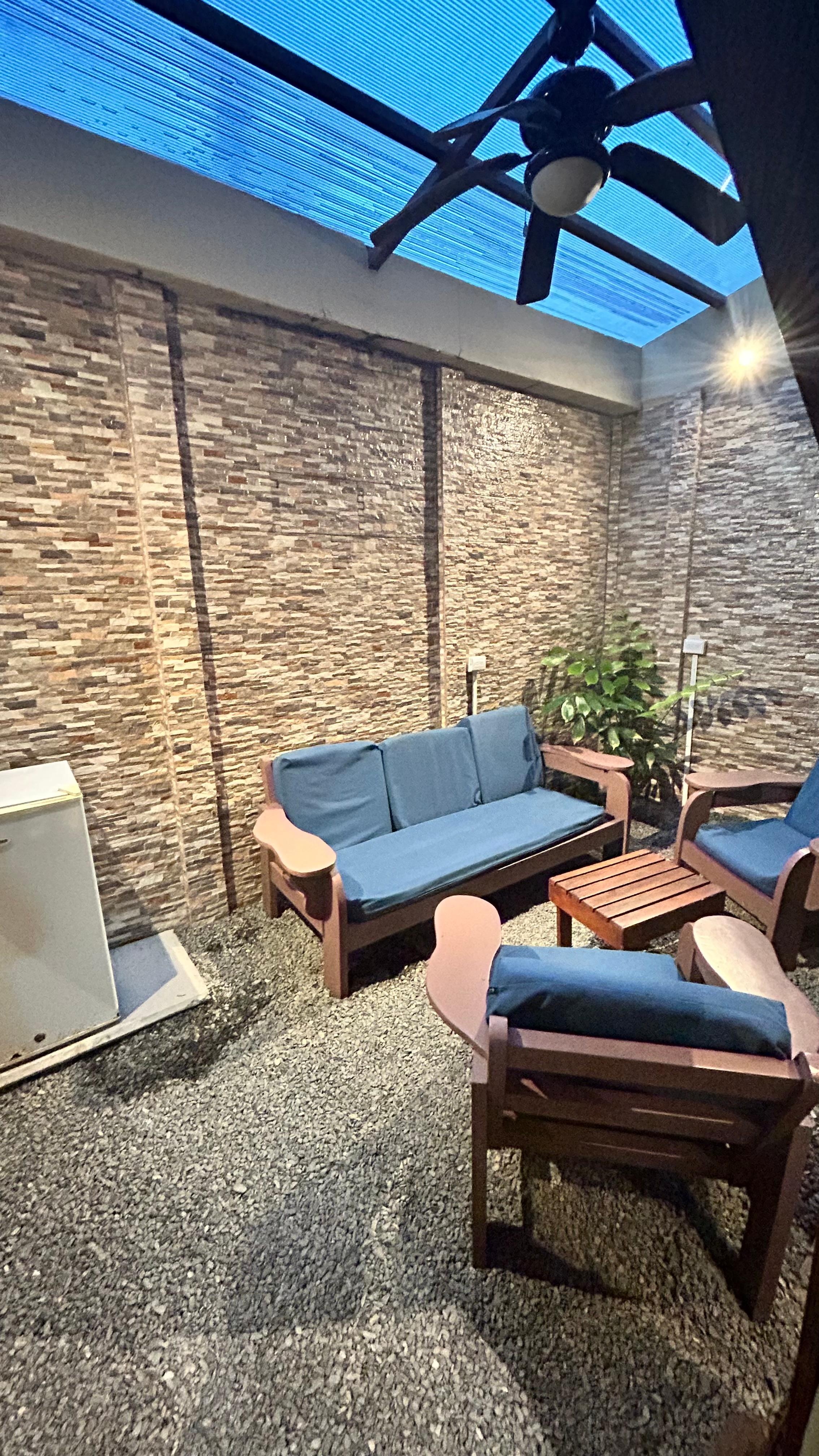 This room has a separate space covered from the rain. Simpatico!