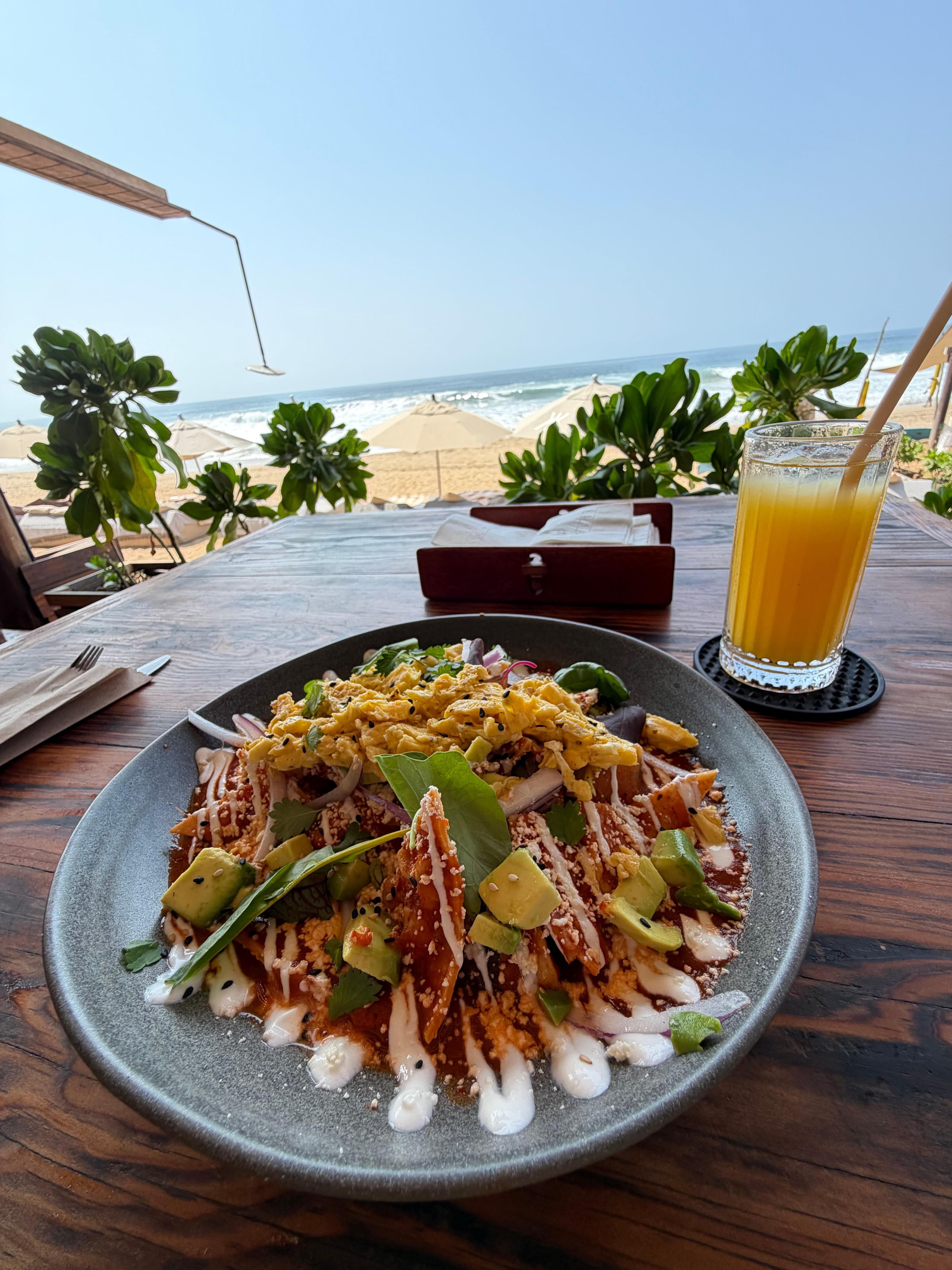 Se ven bien pero la salsa ni sabe y las tortillas del Chilaquil son muy duras. Además pedí algo de pan para acompañar el platillo y me lo cobraron por separado, algo que no pasa en otros lugares. 