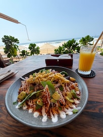 Se ven bien pero la salsa ni sabe y las tortillas del Chilaquil son muy duras. Además pedí algo de pan para acompañar el platillo y me lo cobraron por separado, algo que no pasa en otros lugares.