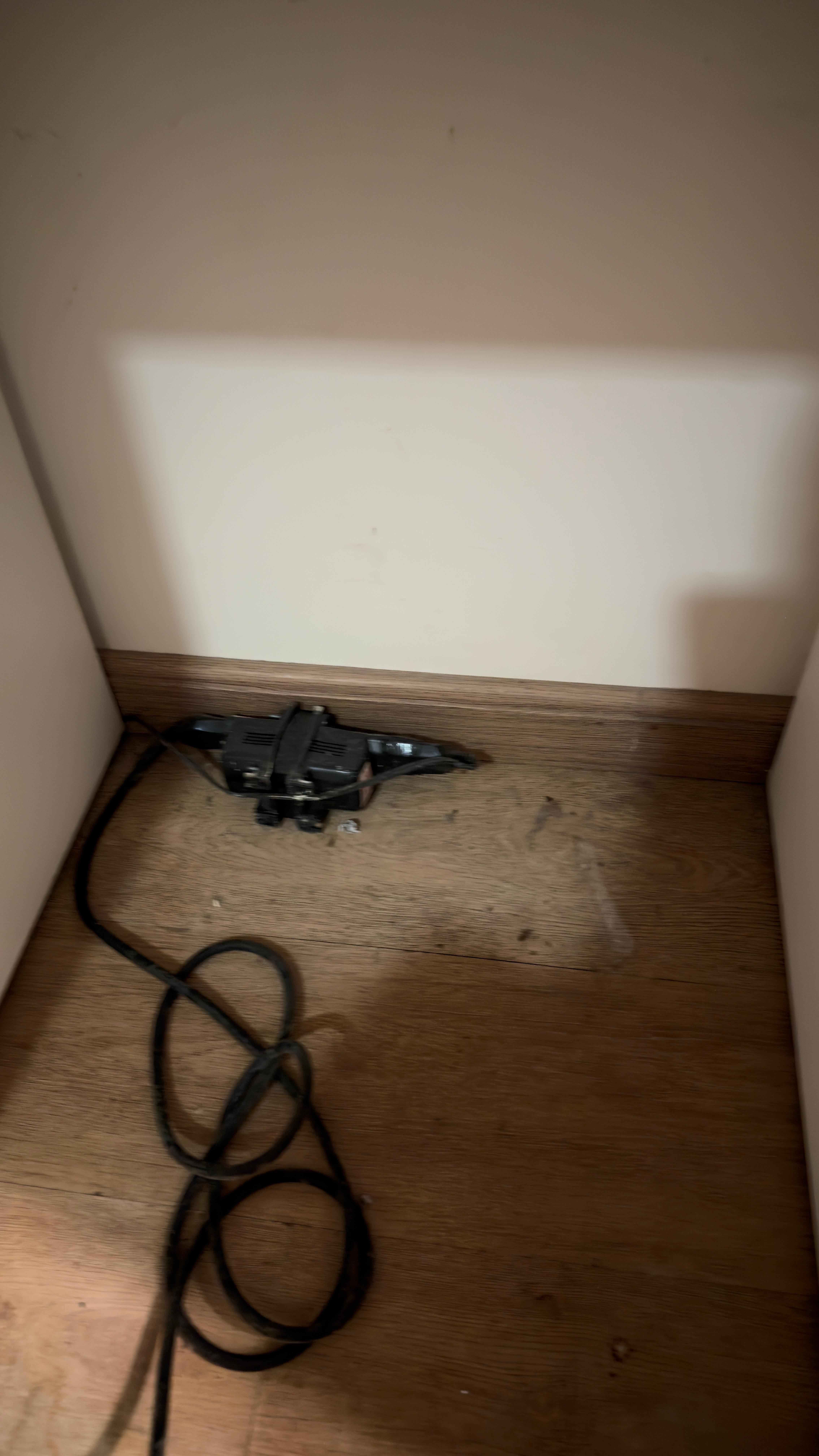 Atrás do frigobar, sujo e com baratinhas.