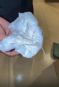 Una aguja en la regadera al llegar a la habitación y muchos cabellos. Aguja de alto riesgo para niños y familia