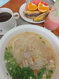 Forskellige muligheder til morgenmad.
Blandt andet nudelsuppe med pork.