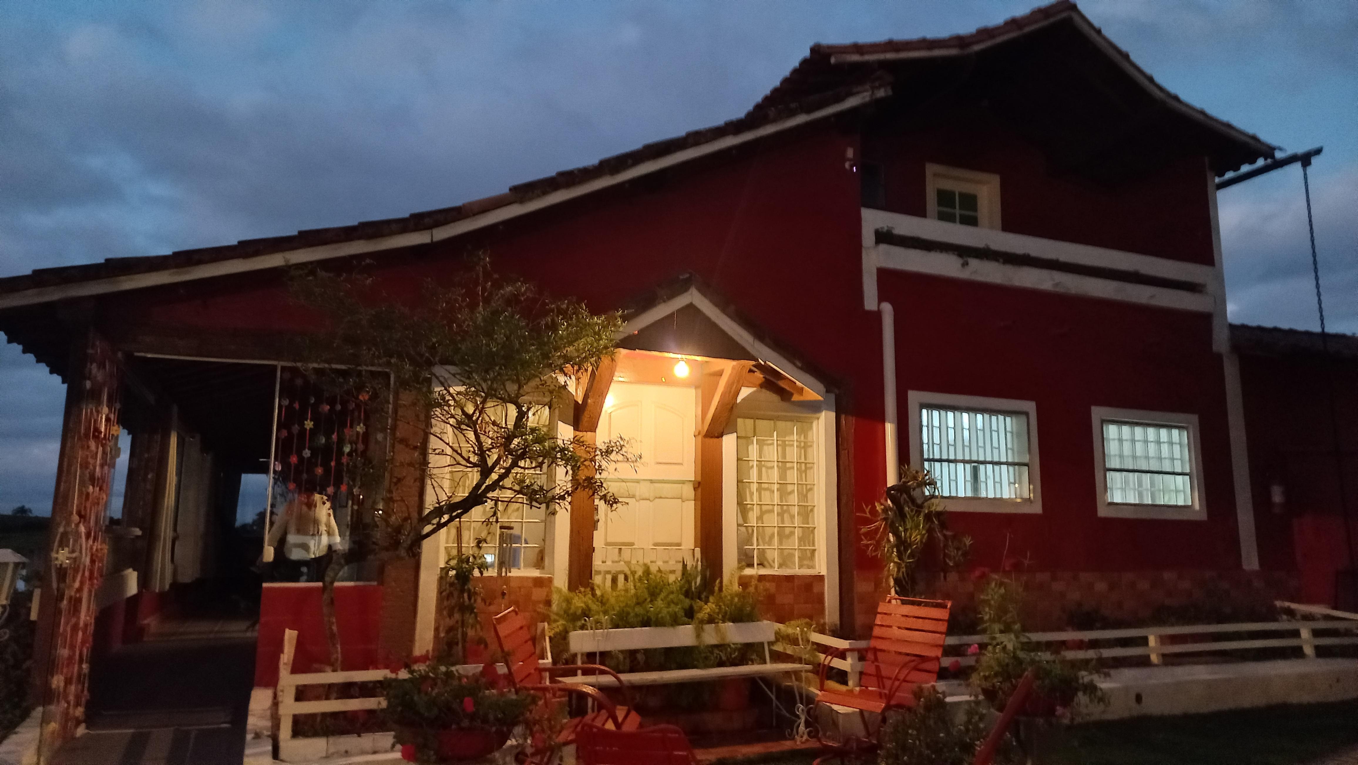 Visão da Pousada à noite.