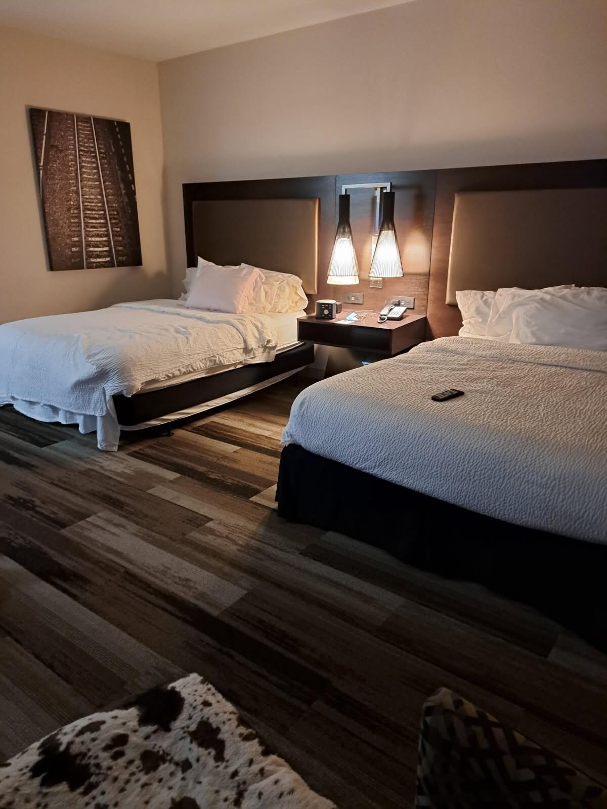 Nice large room with a nice TV