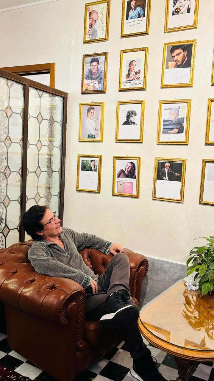 Na sala de conforto contemplando as fotos dos artistas que por lá passaram.