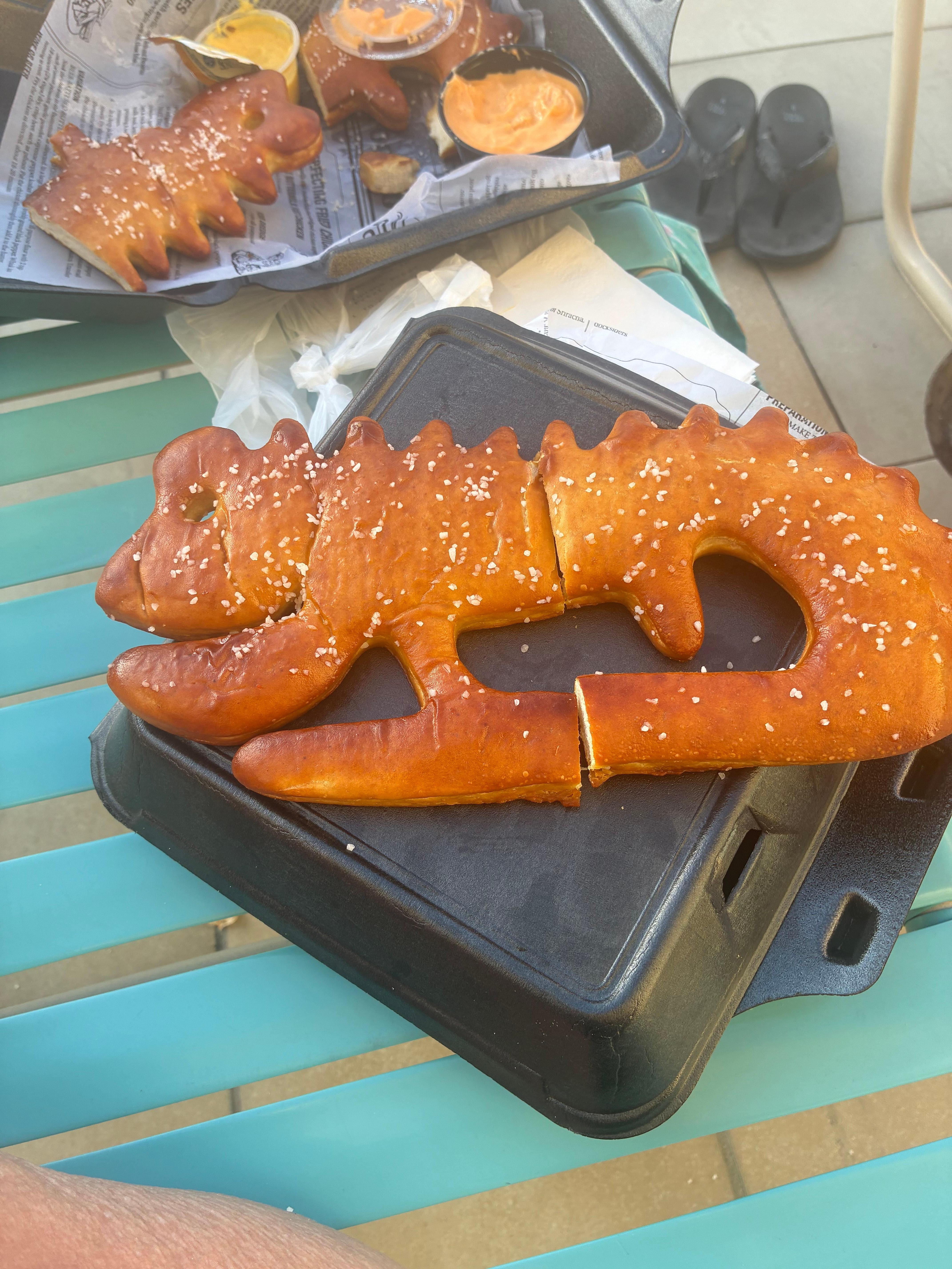 Iguana pretzel 