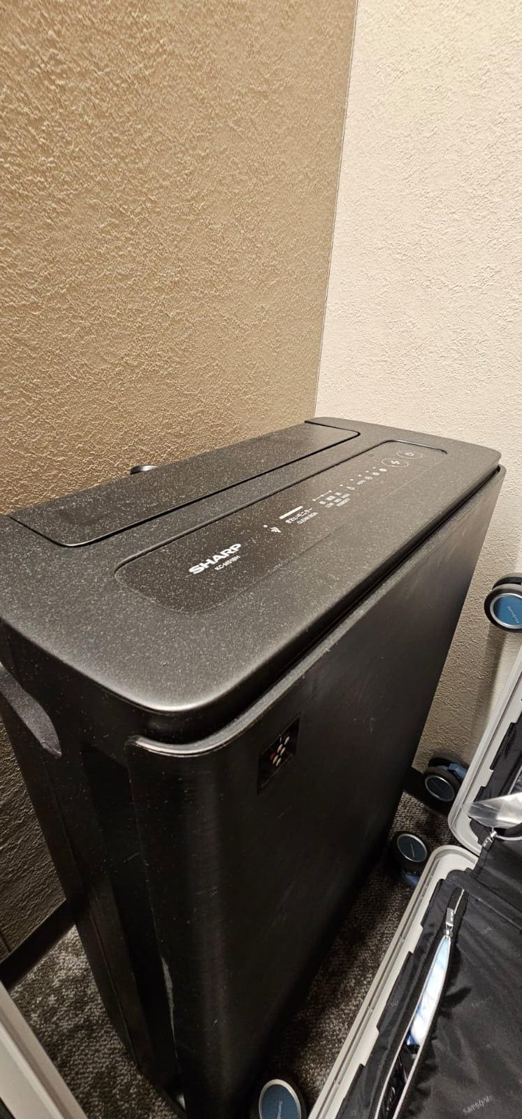 Dust/dirt can be spotted on top of the air filter