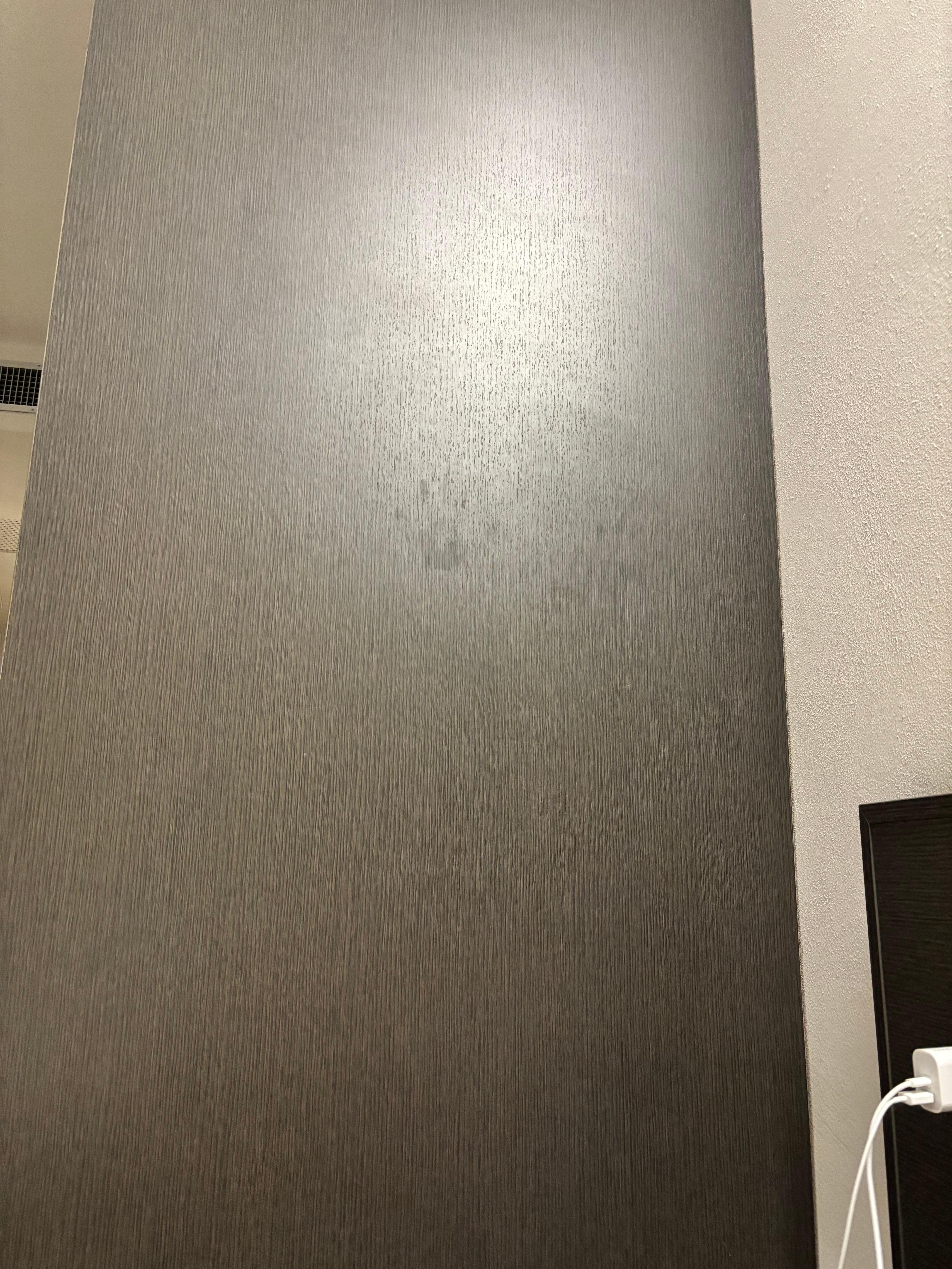 Queste l’impronta delle mani impresse nell’armadio che appena entrato in camera mi sono trovato davanti 