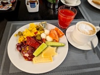 Sicilianske spesialiteter og norsk laks var blant utvalget i frokostbufféten.