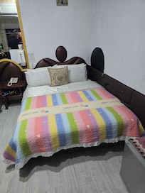 可能是冬天的關係,上層加遙粒薄被,看起來溫暖,蓋起來很溫暖 又大片窗戶 非落地