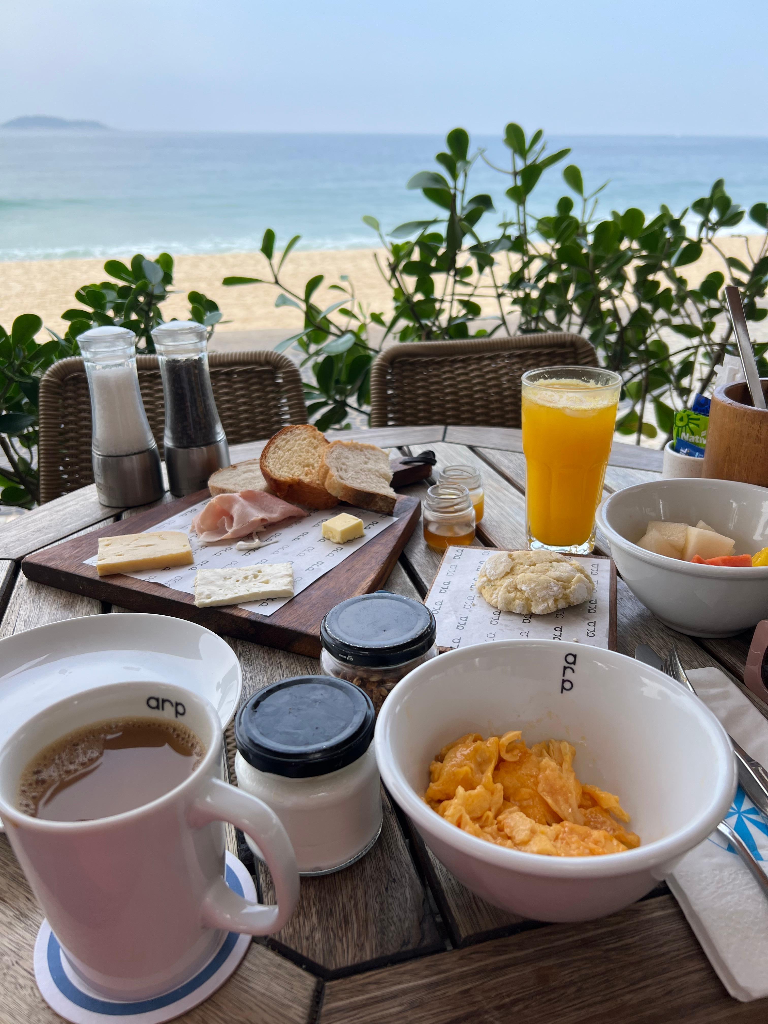 Café da manhã na beira da praia. Tem uma parte reservada para os hóspedes. Excelente 