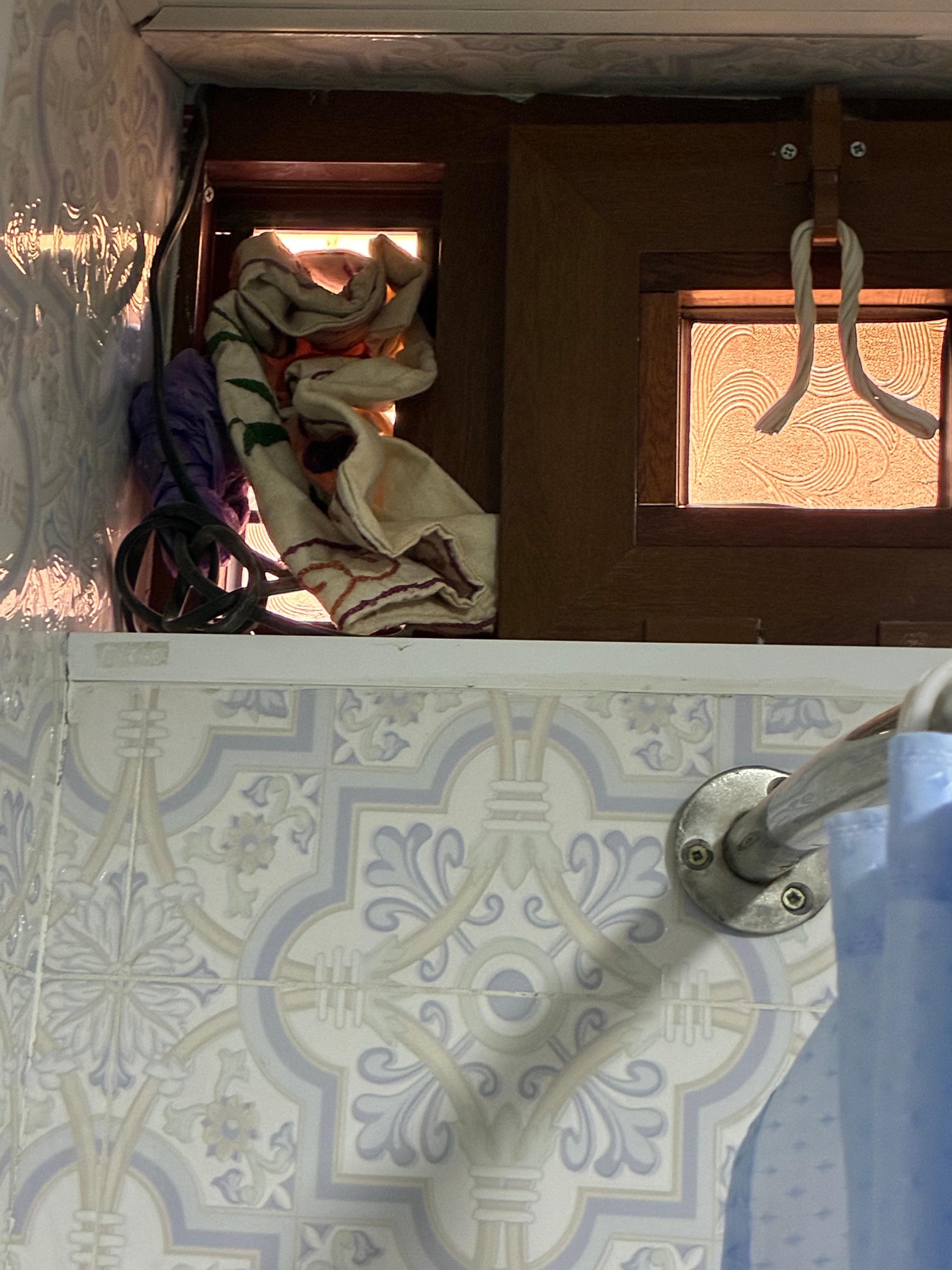 Vidro quebrado e tampado com pano