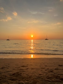 Stranden ved solnedgang