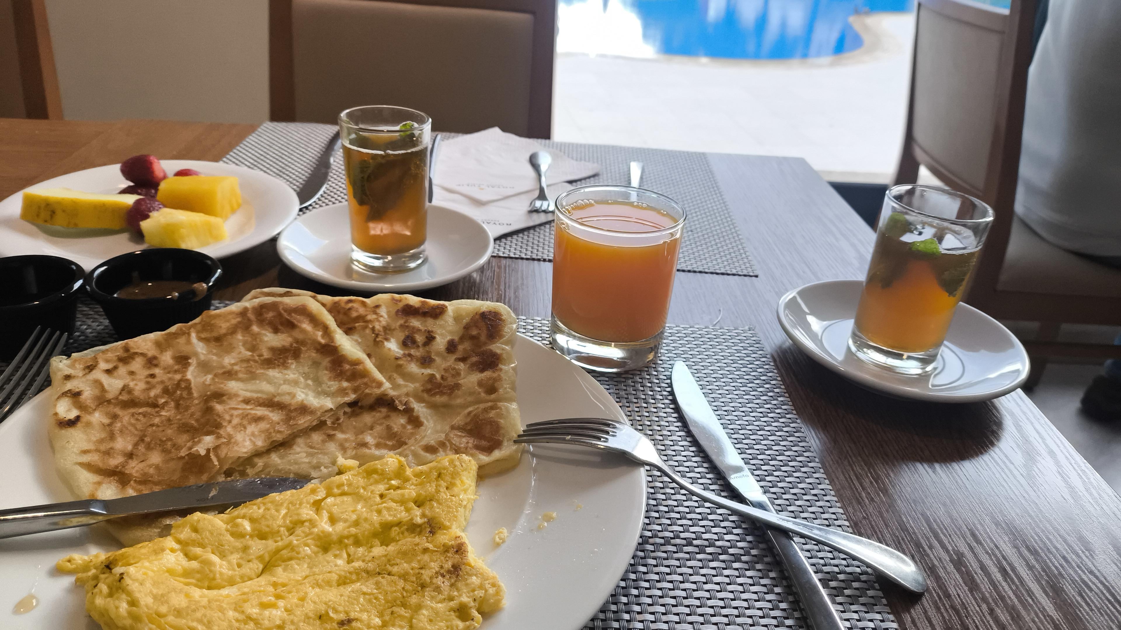 Desayuno delante de la piscina 