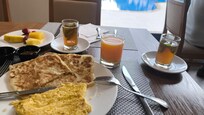 Desayuno delante de la piscina