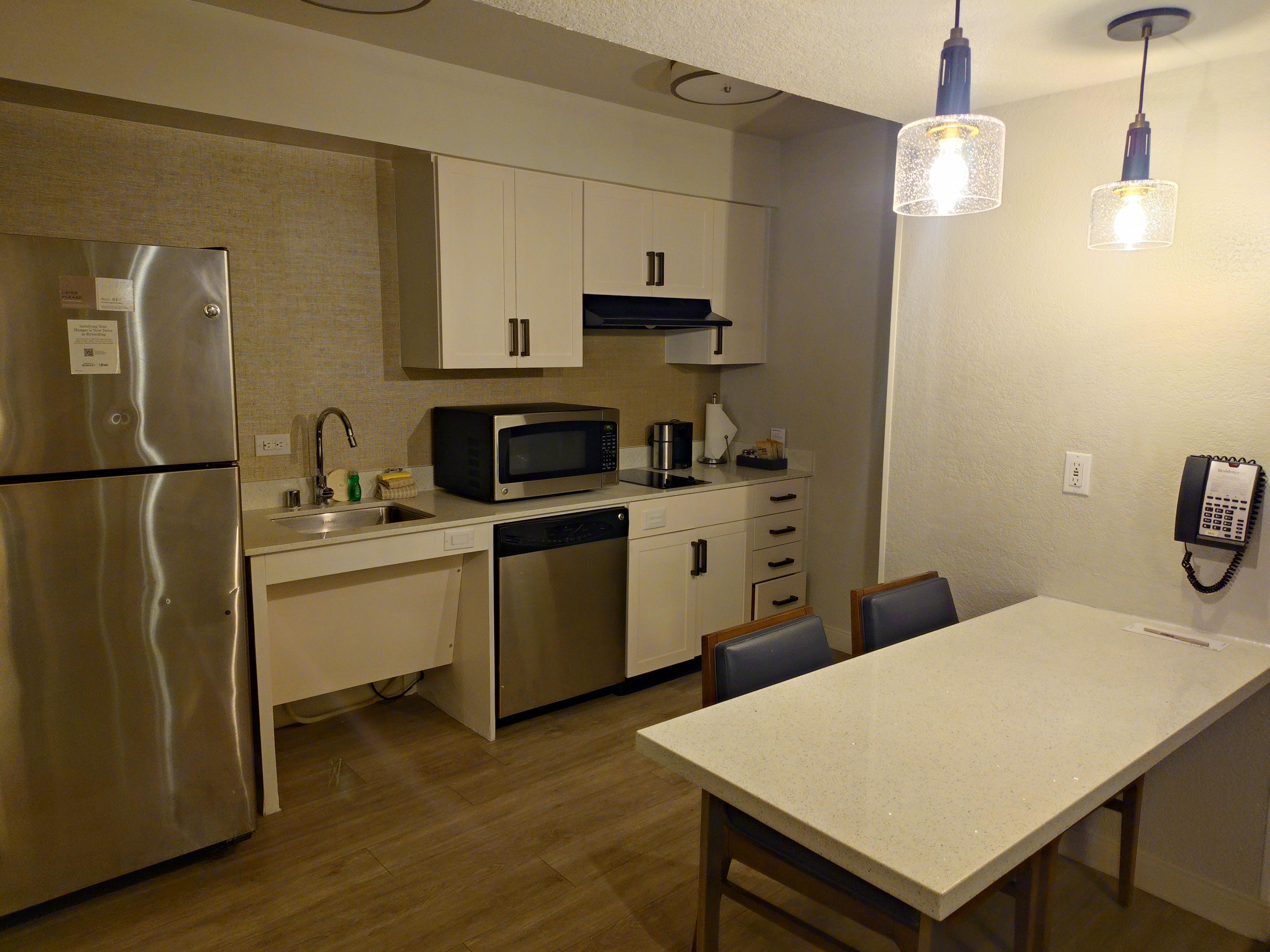 食器(鍋＆皿＆包丁..)、マイクロウエーブ、食器洗い機、コンロ、大型冷蔵庫、全て揃っている。