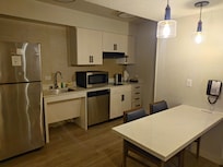 食器(鍋&皿&包丁..)、マイクロウエーブ、食器洗い機、コンロ、大型冷蔵庫、全て揃っている。