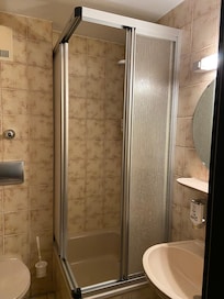 シャワーは清潔で、お湯の量も温度調節も問題なし