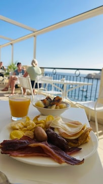 Café da manhã de frente para o mar