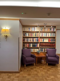 Veldig pen innredning av bøker , her fant jeg gaven 🎁jeg fikk som var en overraskelse av de ansatte og en flott kopp som minne 🌺❤️som Tusen takk fikk de min diktsamling På vei mot Toppen 💖som alle kan ha glede av når de kommer til hotellet 🍀