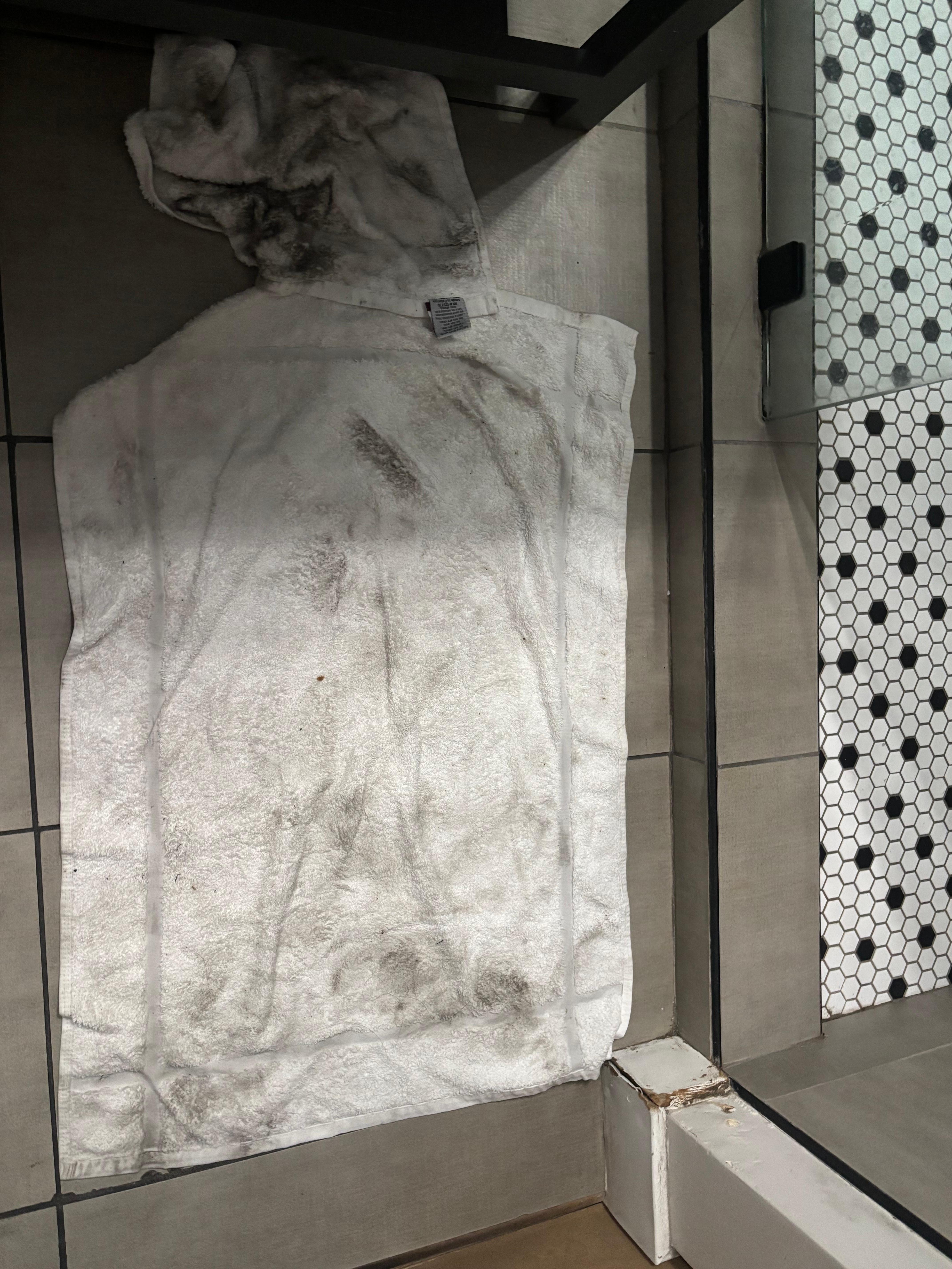 Chão molhado e sujo