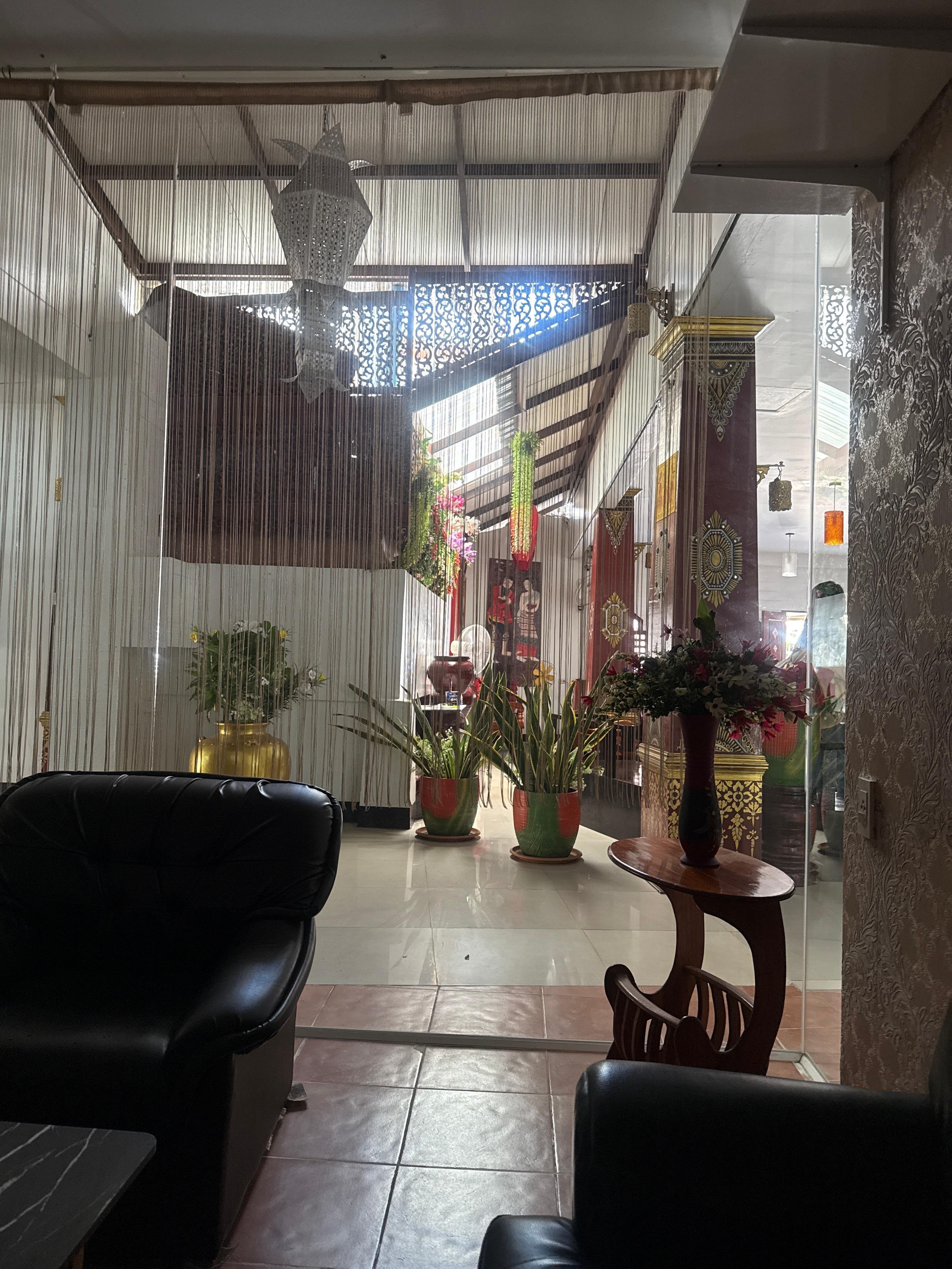 I viloLobbyn efter utcheckningen i väntan på transport till flygplatsen.