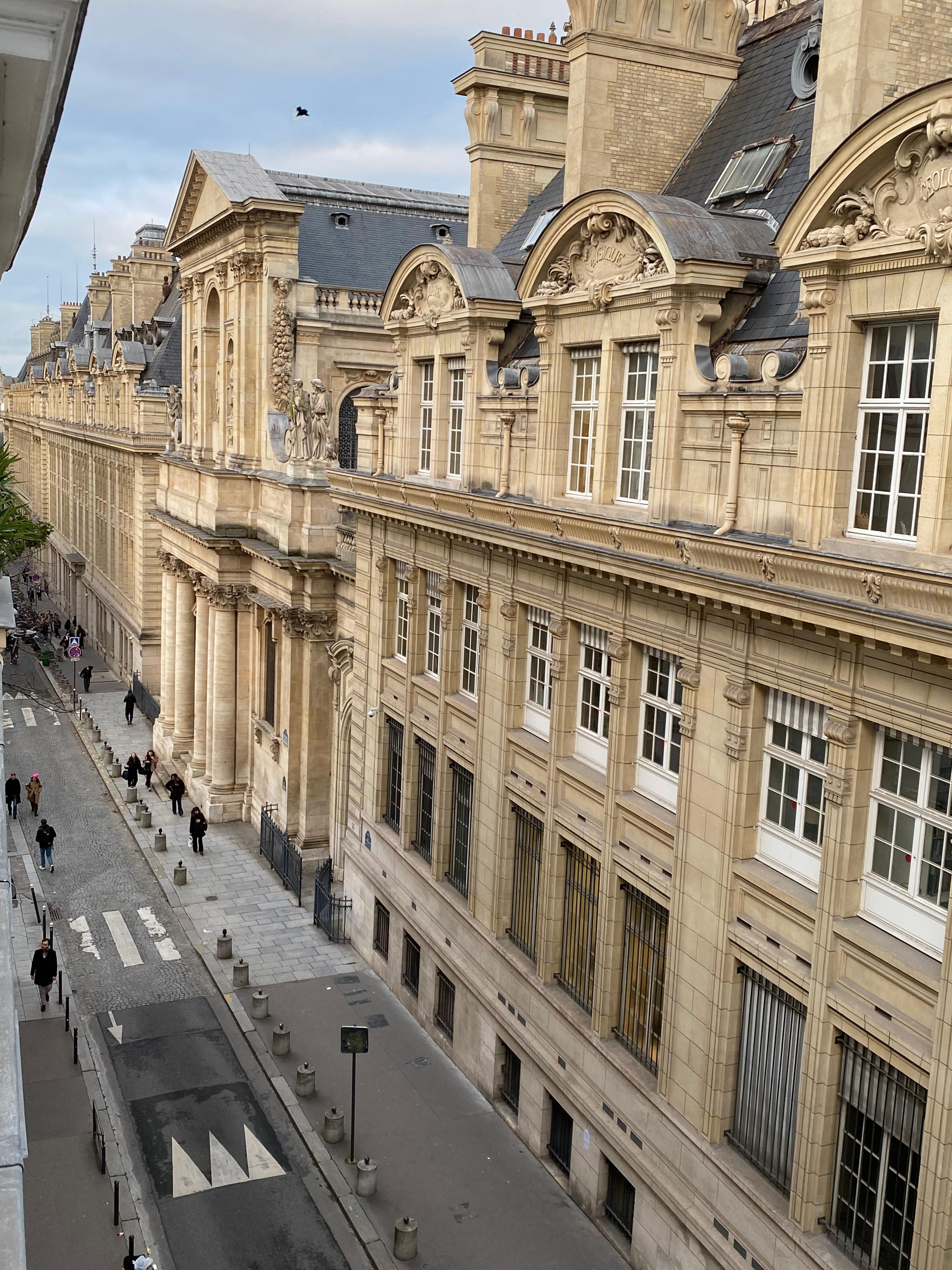Foto da janela do quarto do hotel, com visão da Universidade Sorbone