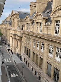 Foto da janela do quarto do hotel, com visão da Universidade Sorbone