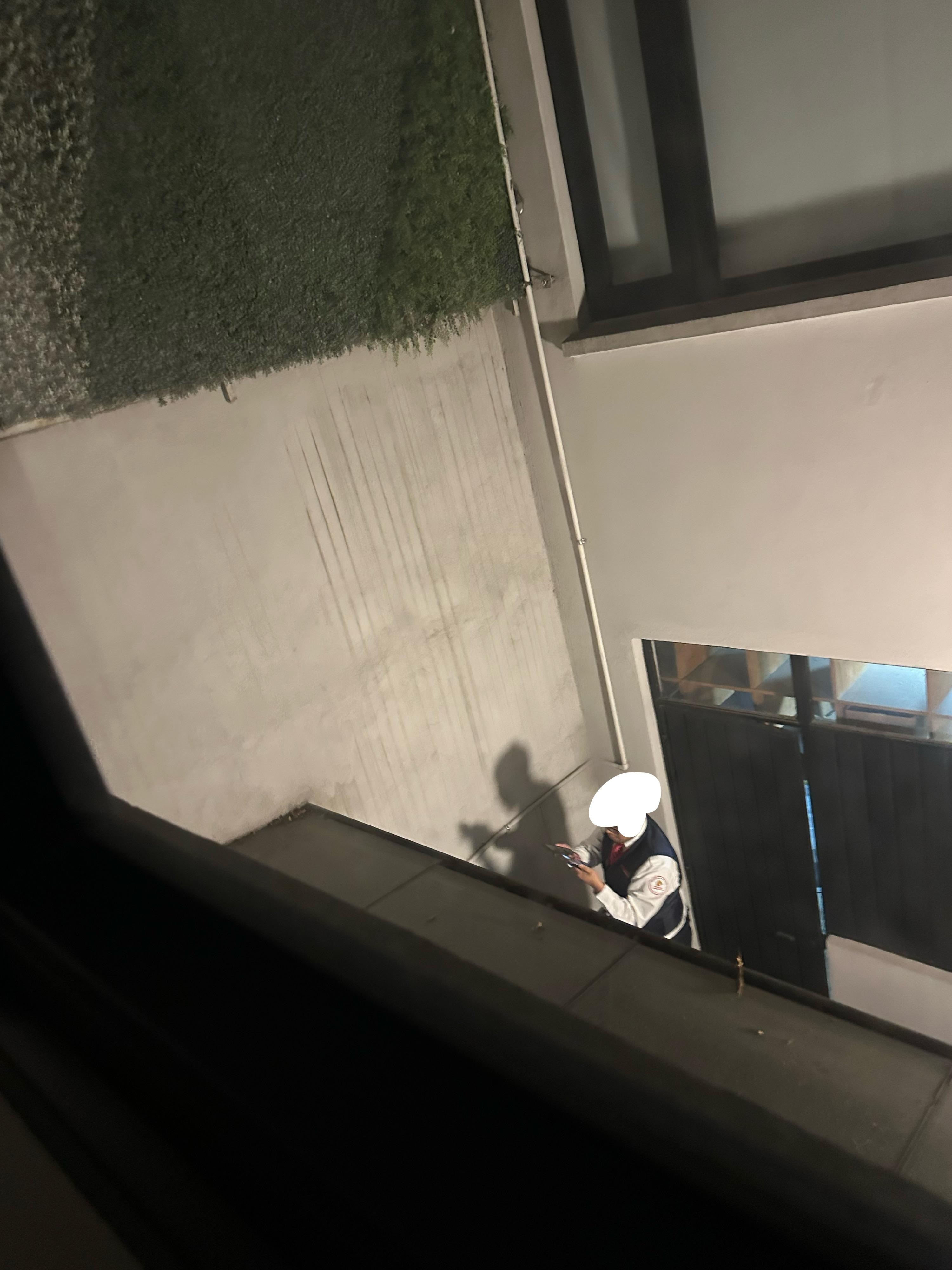 El chico de la recepción tratando de solucionar el problema del agua