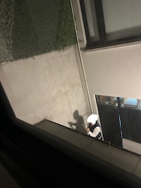 El chico de la recepción tratando de solucionar el problema del agua