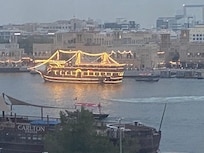 Blick auf den abendlich Dubai Creek