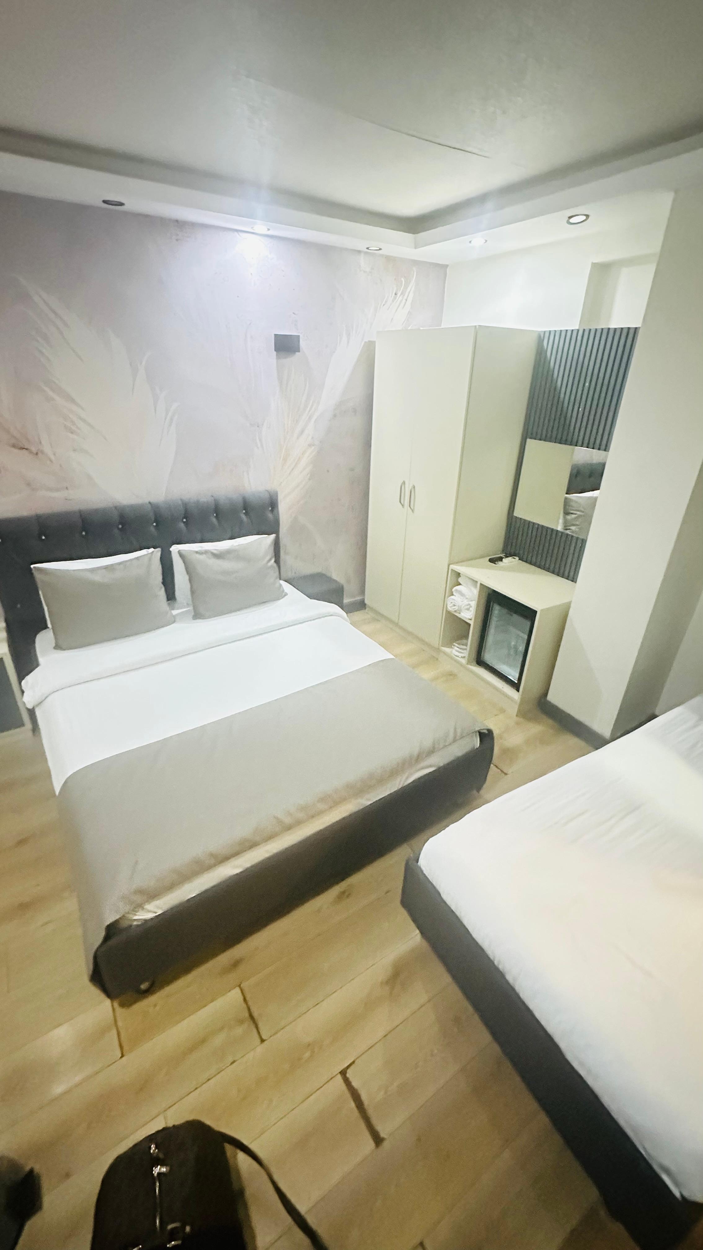 İki kişilik fotoğraflarda çok güzel görünen odayı rezerve ettik ama bize verilen ve fotoğraflar 4 yıl öncenin eski fotoğraflar artık bu odalar yok denilerek verilen oda bu. 