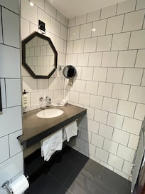 Clean toilet and towels.