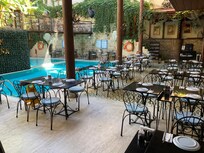 Restaurante y piscina del hotel