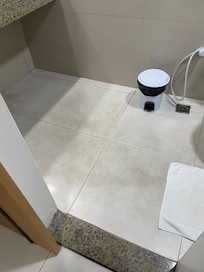 O piso do banheiro está encardido.