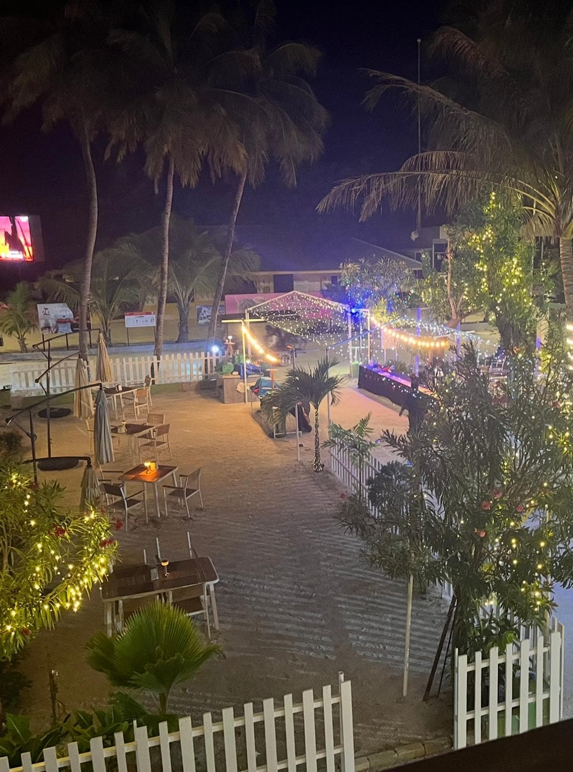 Hotellets trädgård på kvällen