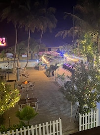 Hotellets trädgård på kvällen